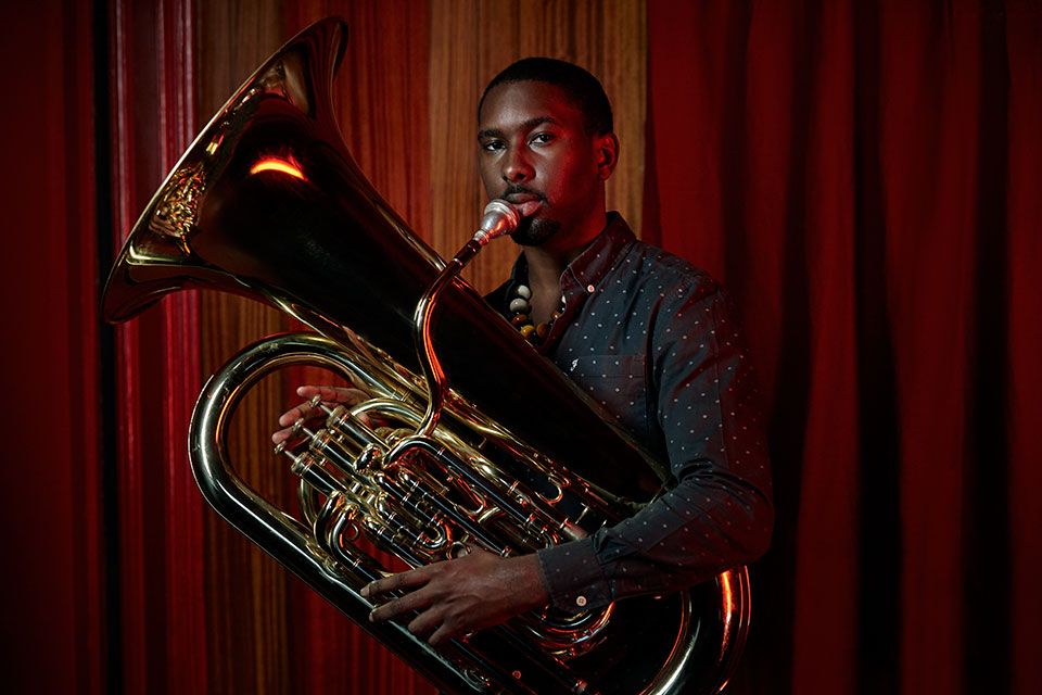 Theon Cross prepara-se para largar Fyah - Rimas e Batidas