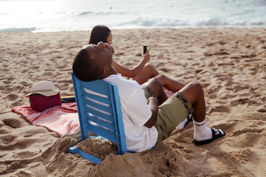 Harold vai à praia no novo avanço de Tudo Tem Seu Tempo - Rimas e Batidas