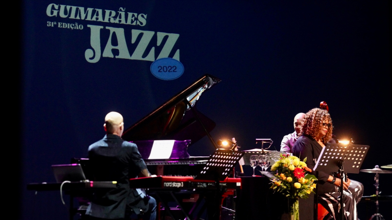 Dianne Reeves no Guimarães Jazz'22: tanto Brasil no seu swing - Rimas e ...